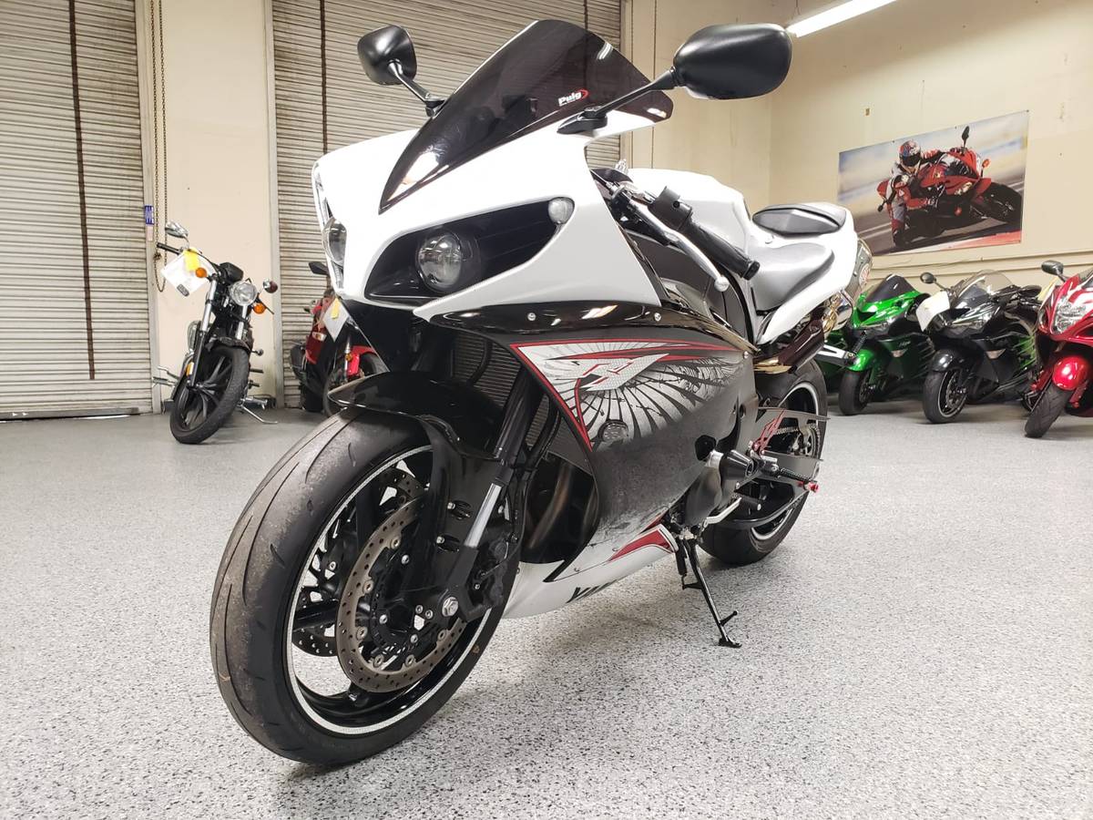 2012 Yamaha R1 RAVEN - AK Motors