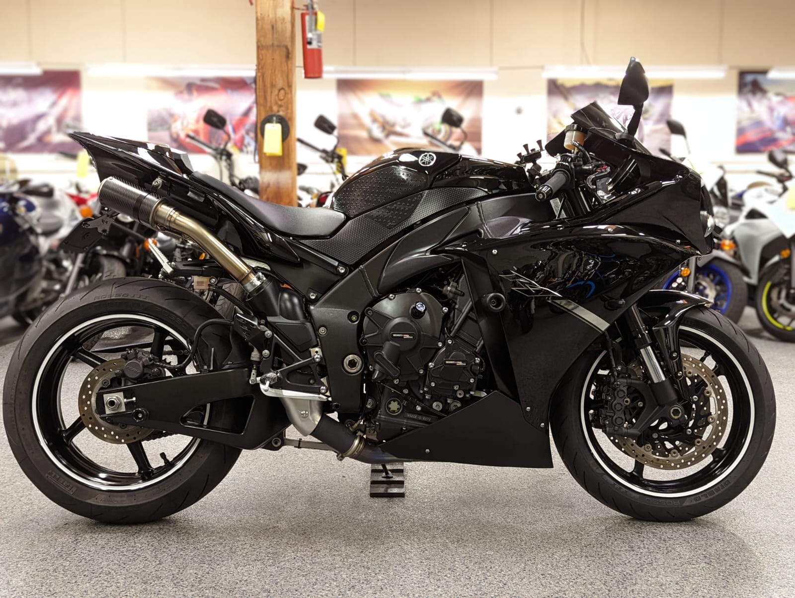 2012 Yamaha R1 RAVEN - AK Motors