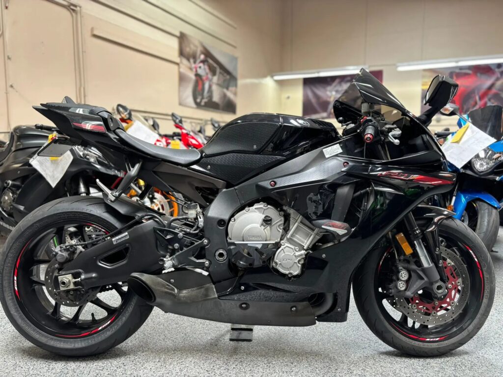 2015 Yamaha R1 RAVEN - AK Motors