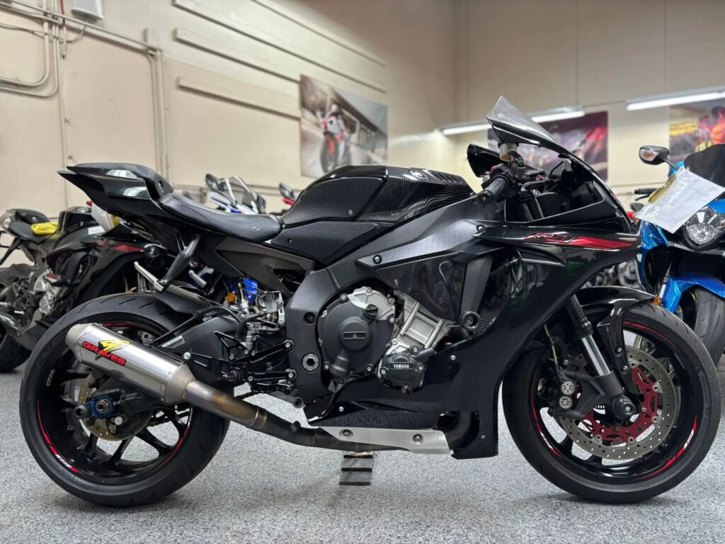 2015 Yamaha R1 RAVEN - AK Motors